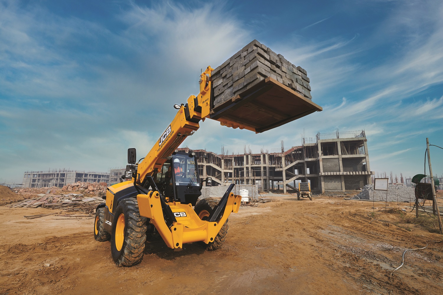 JCB apresenta novas máquinas Loadall e pretende popularizar ...